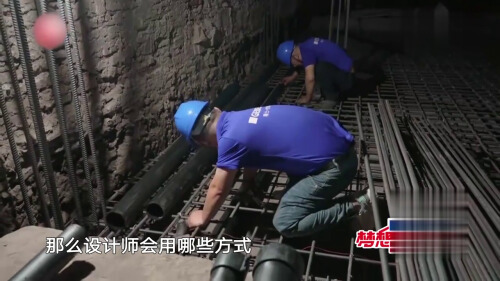 为了节省更多空间,设计师将排水管道放入混凝土层