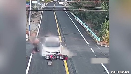 男子骑电动车过路口未小心观察,被机动车撞倒