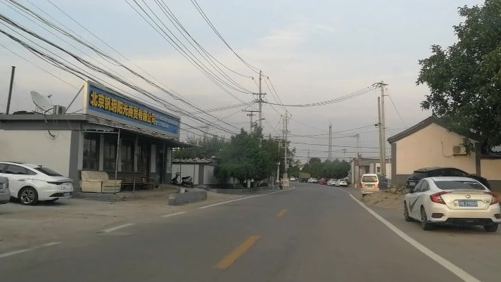 实拍北京一个大农村 村口的红色宣传栏亮眼了