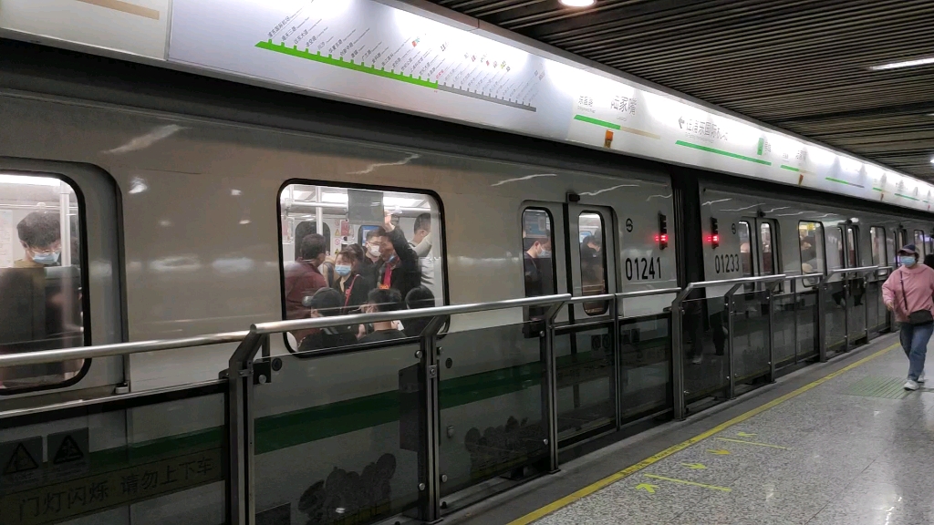 「上海地铁」2号线“4/26乘客翻越站台安全门”涉事列车西瓜216号车...