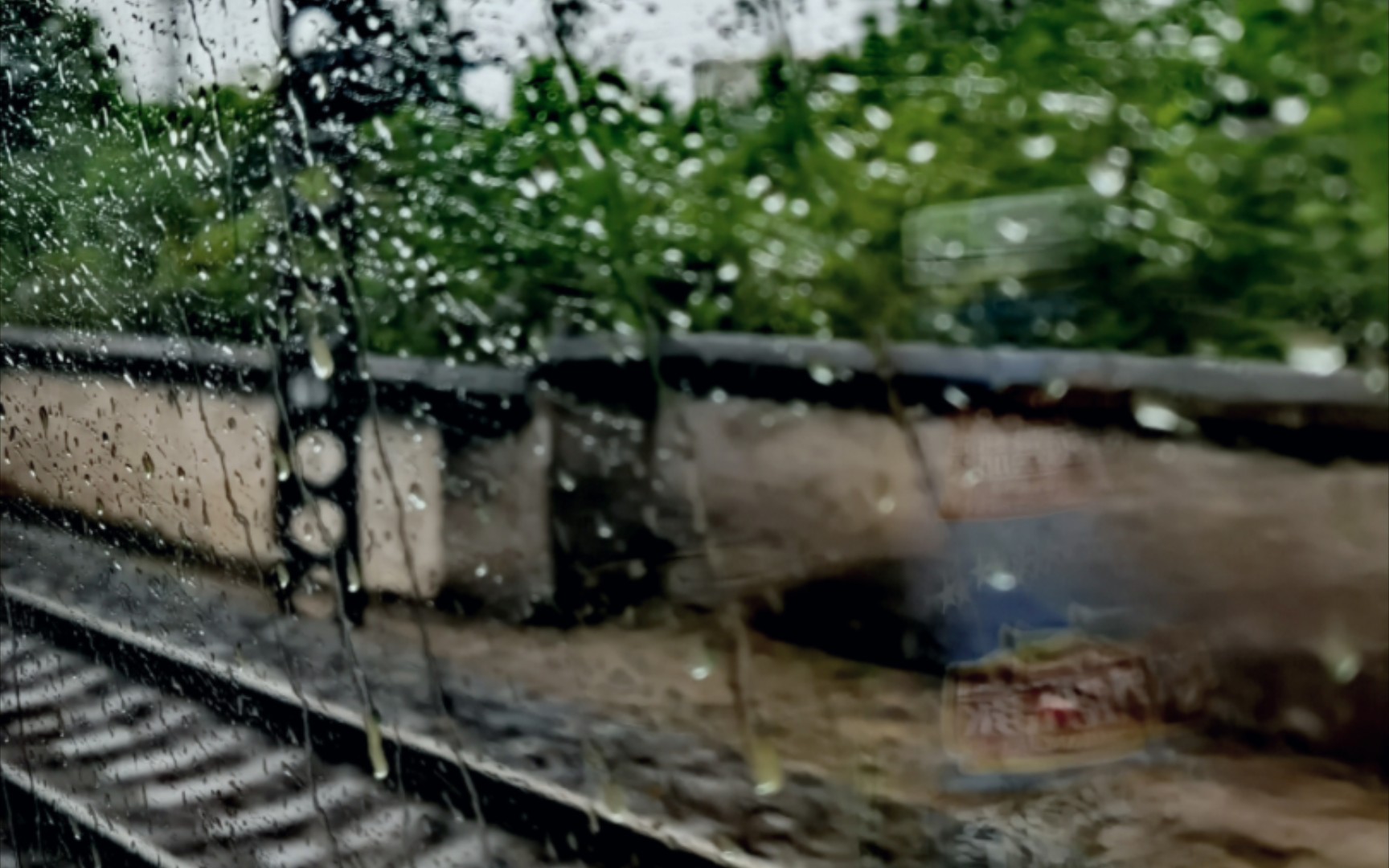 唯一停靠低站台的直达车Z168次广水站办客完毕前往信阳站