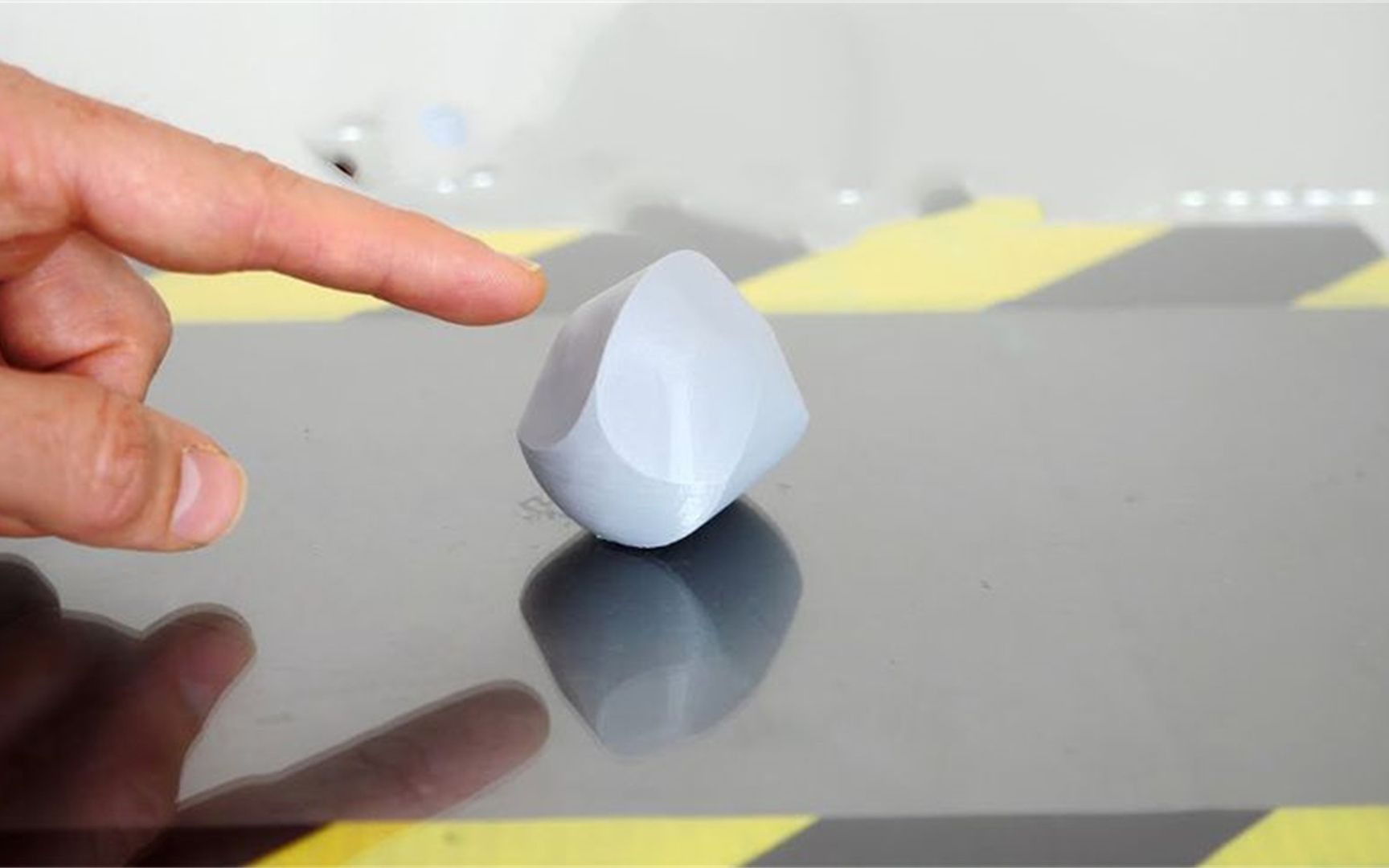 神奇的冈布茨体,一种本不该存在的物体,为何总能保持平衡?