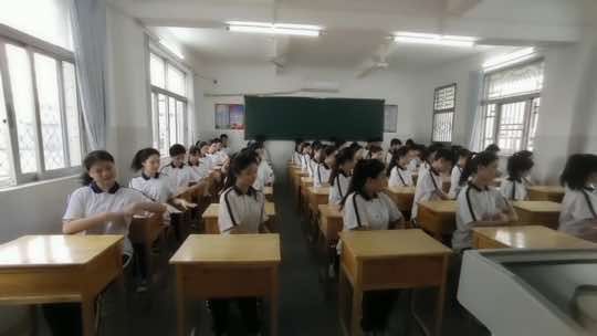 #课桌舞 饶平一中手势舞 动感十足的孩子们#青春舞曲