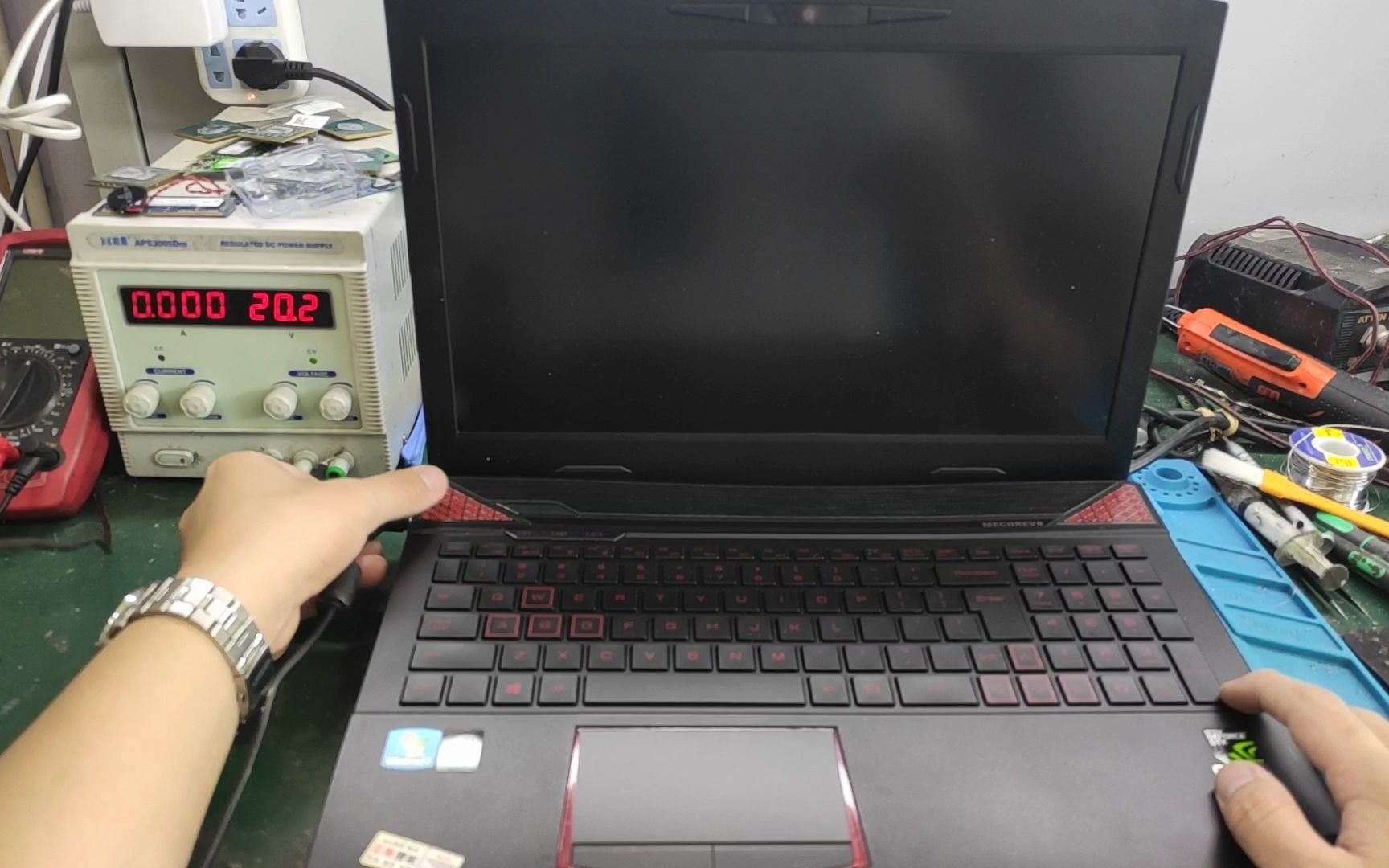 一台机械革命用着用着自动关机开不了机