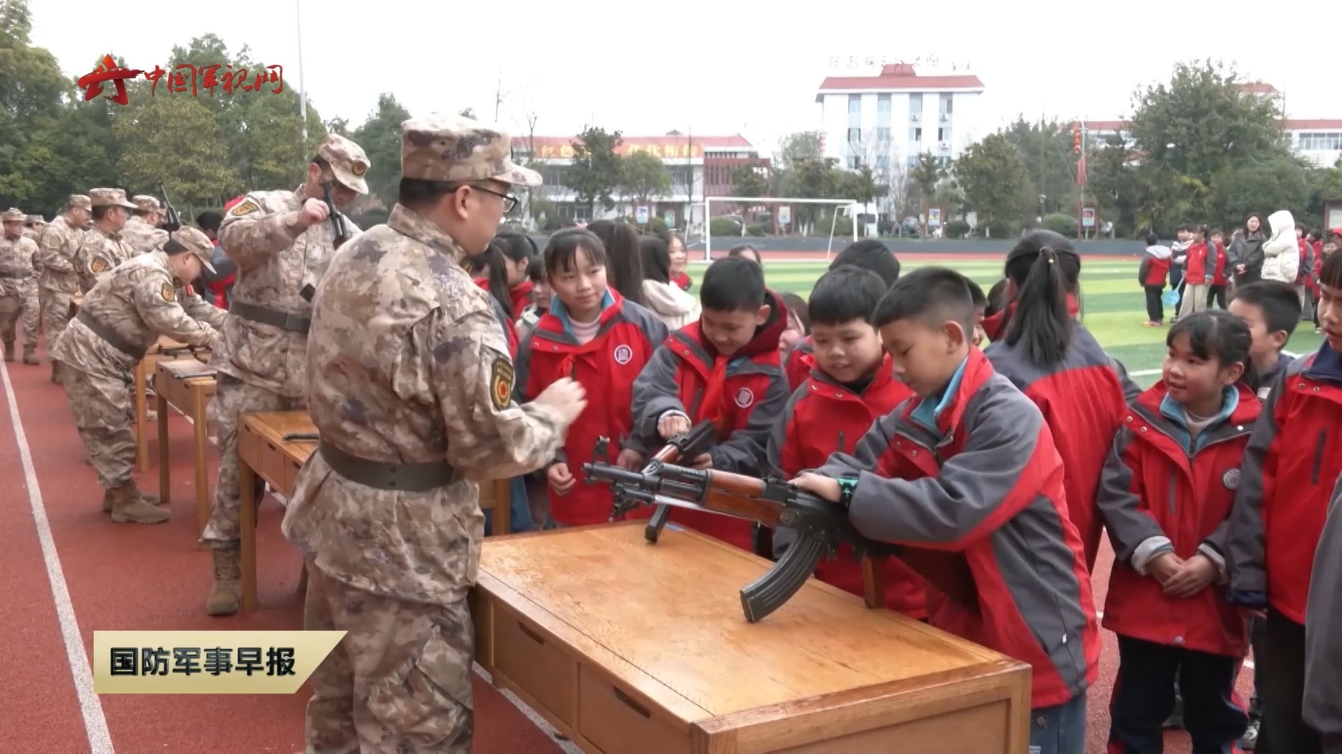 【开学第一课】国防教育进校园 点燃爱国强军梦