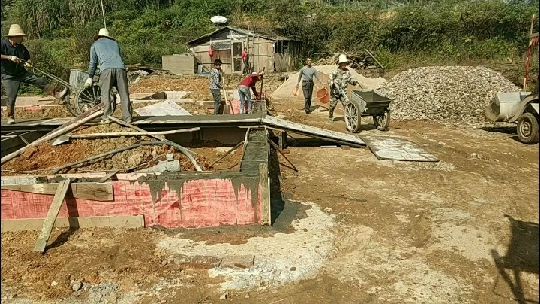 #新农村自建房 装模板的地脚梁怎么浇筑更快?这样干又快又好!