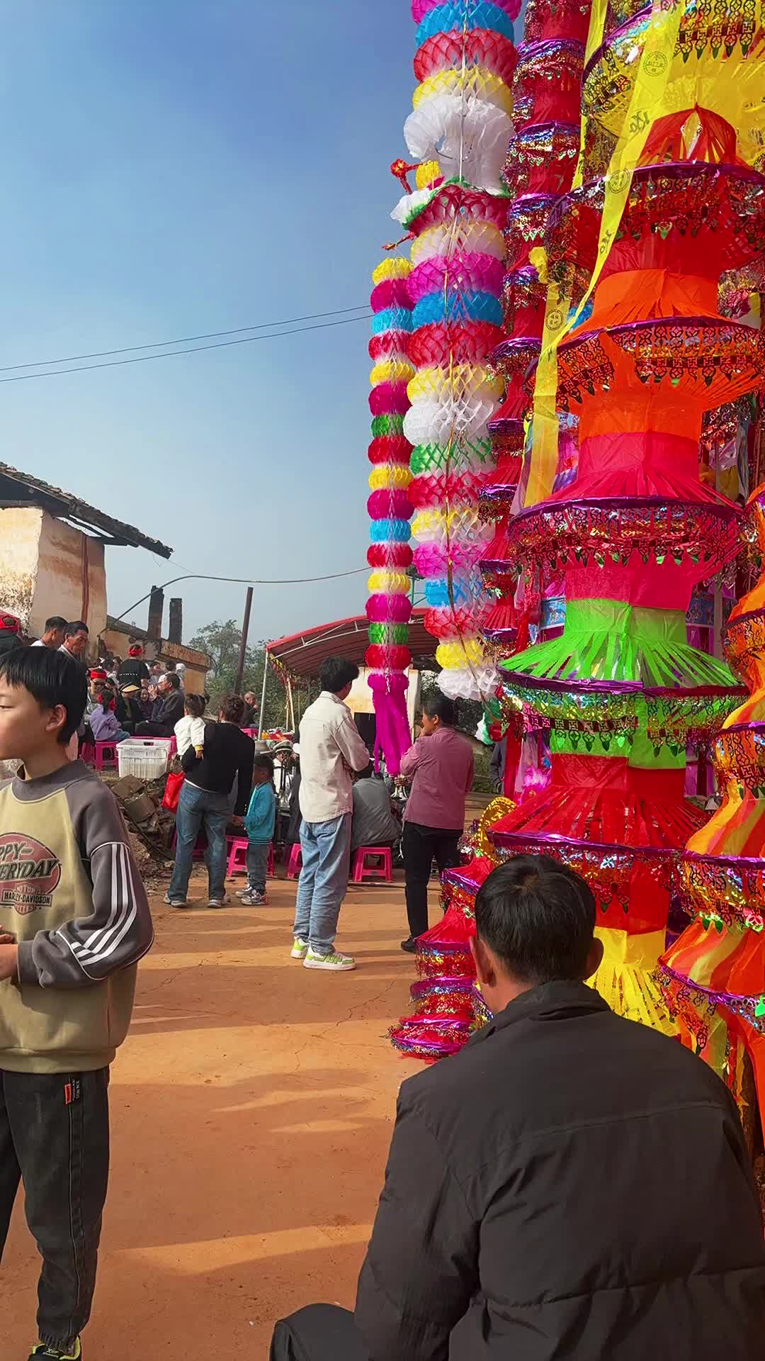 ...以前的很多长辈都相继离世了,以前经常在村口看到的那些老人也已经...