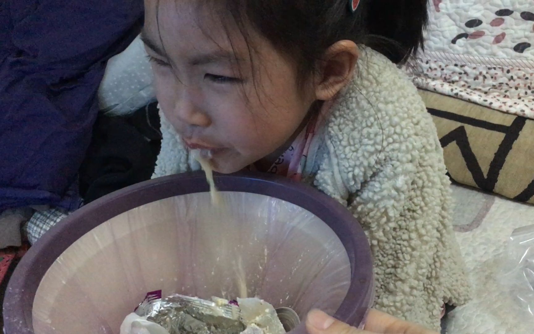 孩子幼儿园发生集体呕吐发烧，折腾到凌晨3点不肯睡，愁死人了