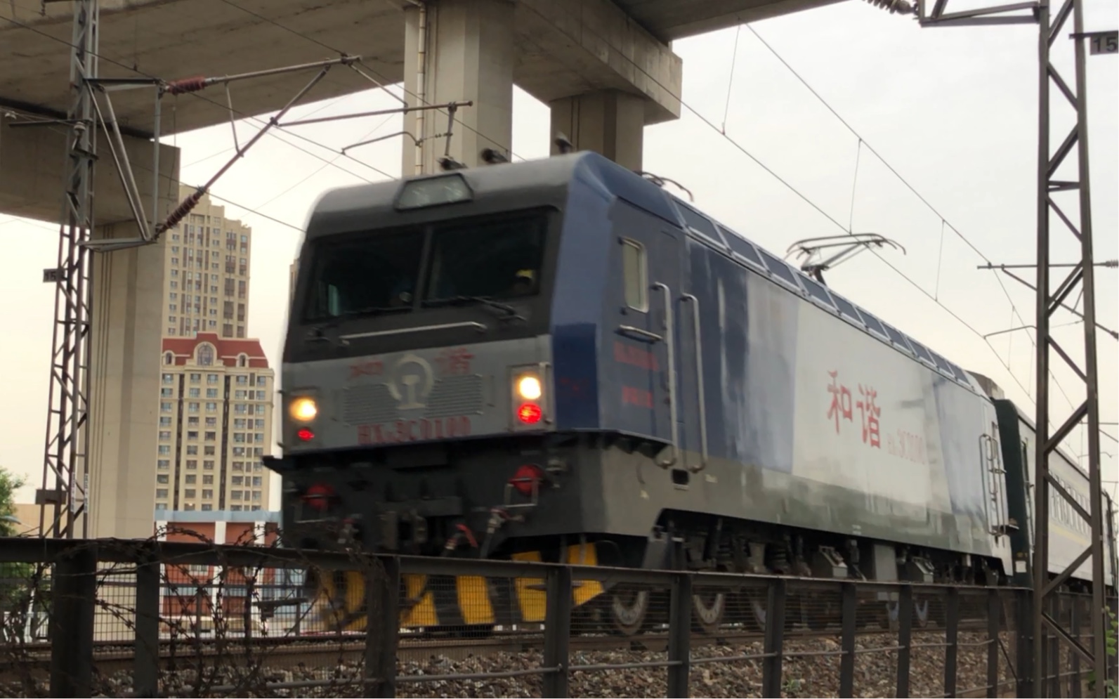 HXD3C-0100,济局济段,牵引K285次列车由京沪线下行准备进入天津西...