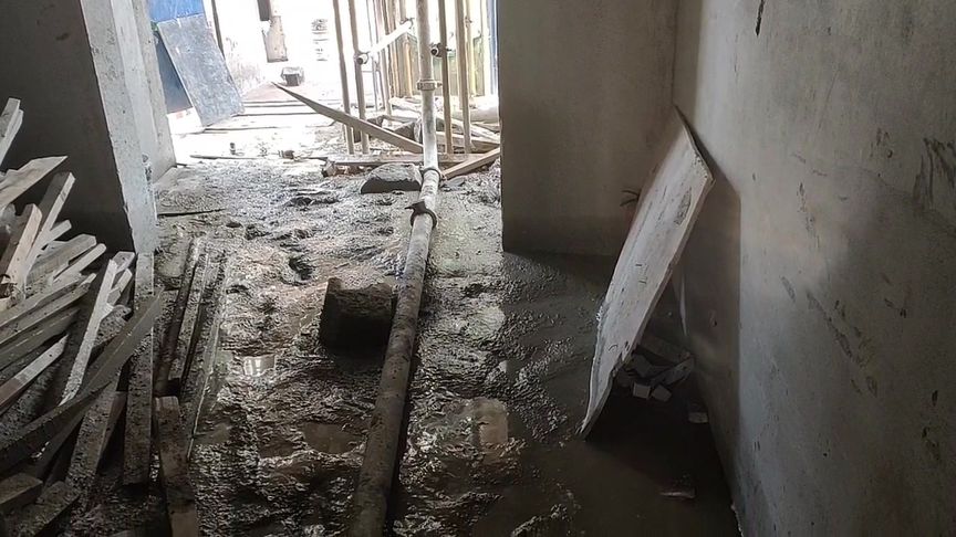 遇到这样的问题我就问你头大不大?管卡打开了,打了一屋子混凝土