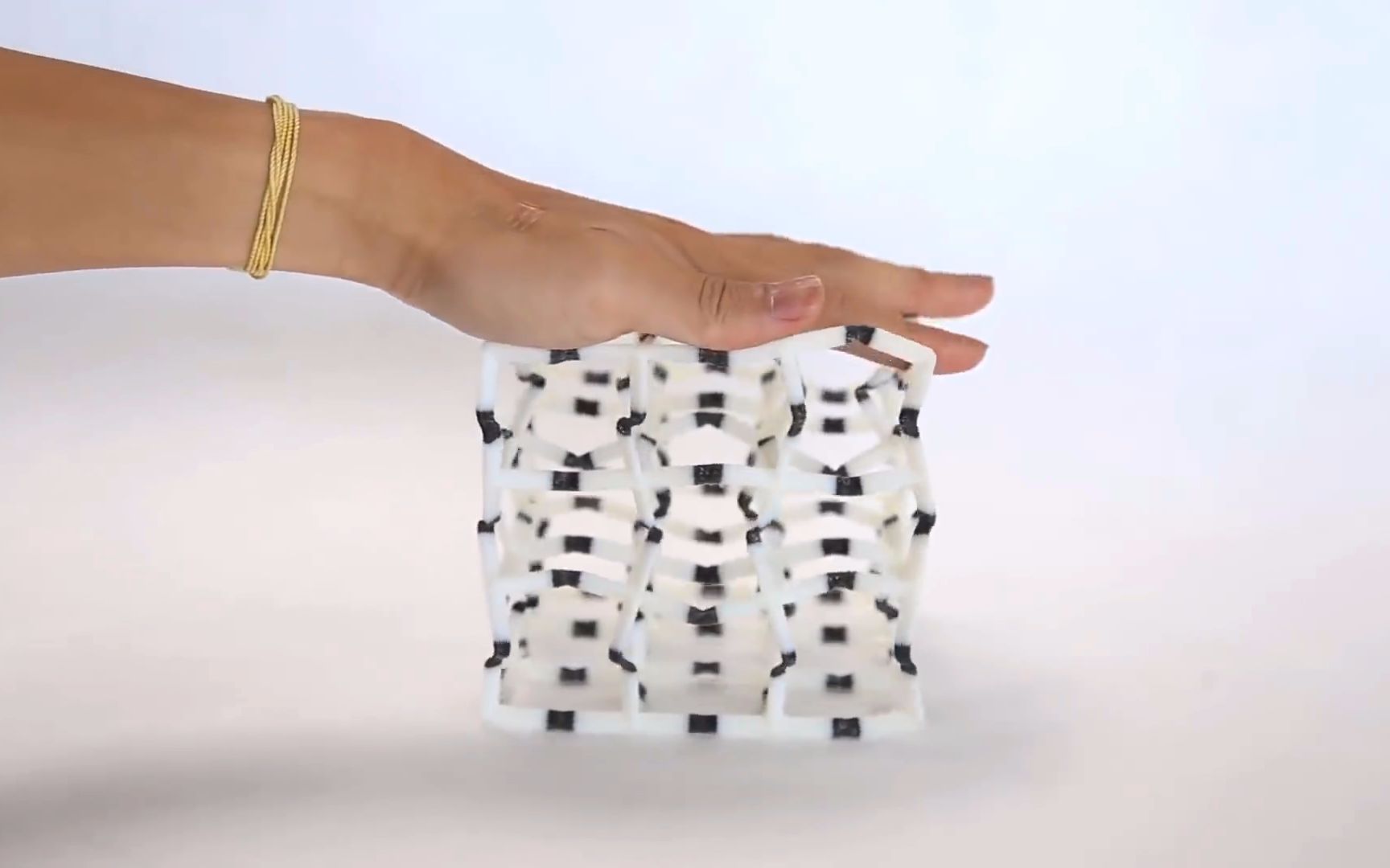 可变形的黑科技材料,可伸缩拉伸改变形态,应用领域广泛