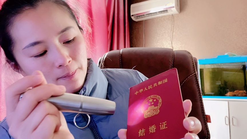 结了10年的婚,第一次发现结婚证还隐藏着秘密,知道是什么字吗