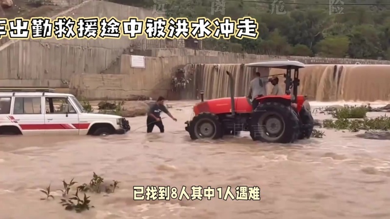 消防车出勤救援途中被洪水冲走