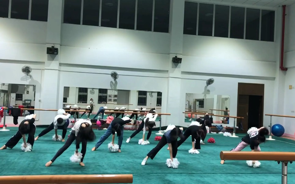 南京工业大学健美操队花球啦啦操规定日常训练