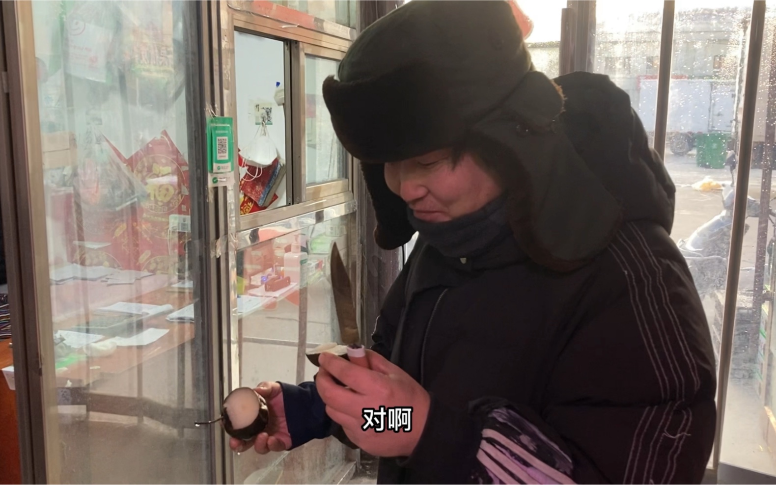 东北冬季水果冻梨,和脸哥到批发市场批发几箱冻梨,比鲜梨还贵?