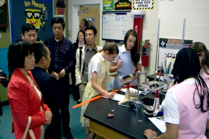 参观美国初中物理实验室