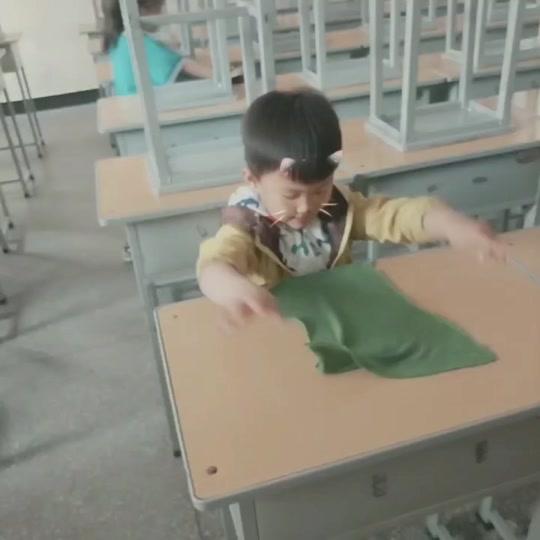 五一劳动节两个宝贝打扫教室