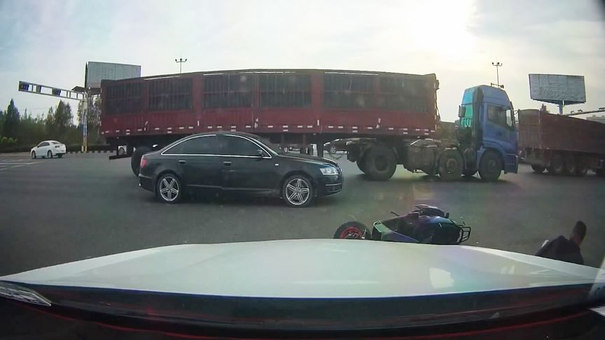 电动车直行,大众车左转,这是谁的责任