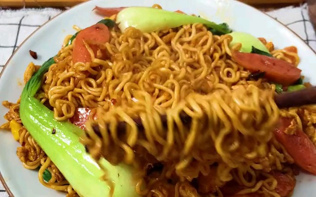 比泡着更好吃的炒方便面,做法简单,三分钟搞定,我对它的味道太有信心...