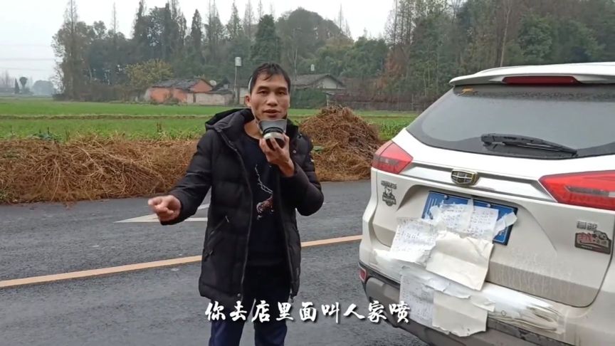 农村小伙亲自给汽车喷漆,学会补漆只要几十块,在也不用去修理厂