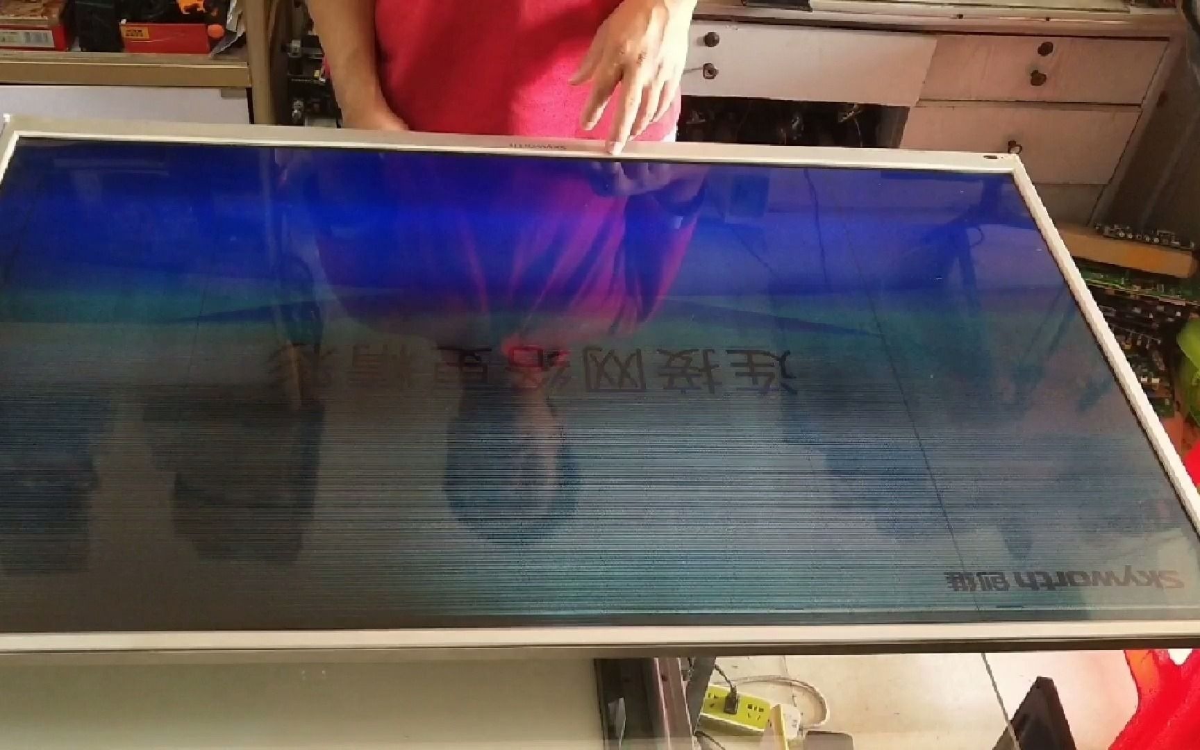 创维开机屏幕闪一下慢慢灰屏,声音背光正常,这样处理完美修复