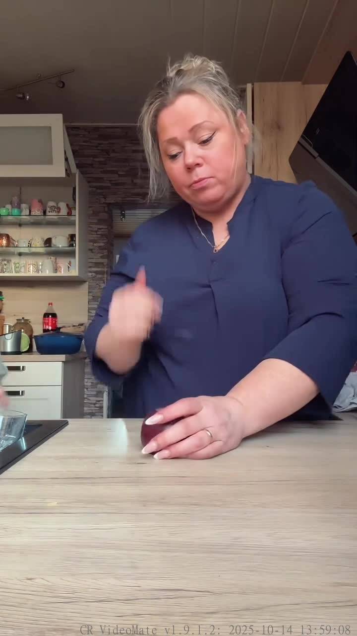 搞笑:当妈妈在厨房偷吃你的零食时 #歪果仁真会玩 (2)