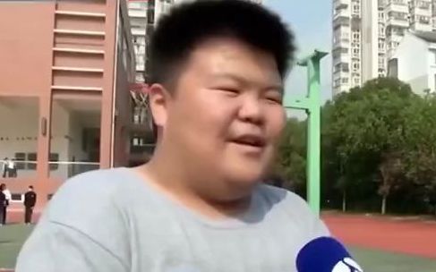 这所中学,八个体育老师五个是班主任