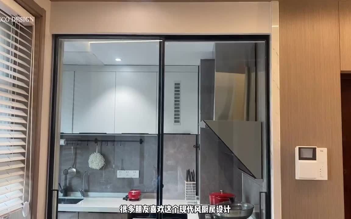 4㎡现代风厨房,浅色系+玻璃推拉门让空间感翻倍～燃气表隐藏在柜体...