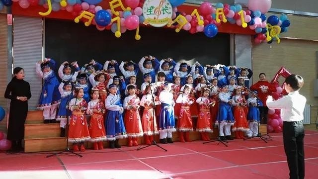果然视频|丰富课余生活,小学举行合唱表演