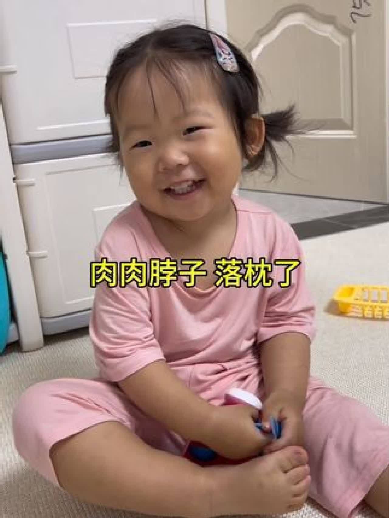 前两天小肉肉枕着我的胳膊睡觉 脖子睡落枕了 每天有在推拿和热敷 好...