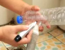 洗衣机排水管上插个塑料瓶, 这个作用可以解决家里的一个难题