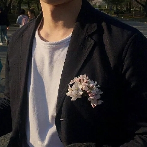 一只陶瓷 