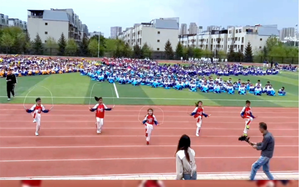 小艾琳在学校表演花样跳绳,赢得好评!