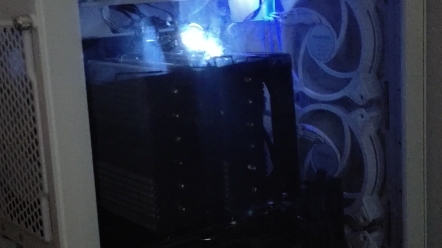 华硕主板七彩虹显卡,开机卡VGA白灯,显示器无信号,强制重启后正常,...