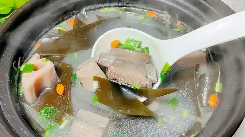 天气转凉应多吃莲藕和排骨,煲上一锅排骨莲藕汤,真是暖心又暖胃