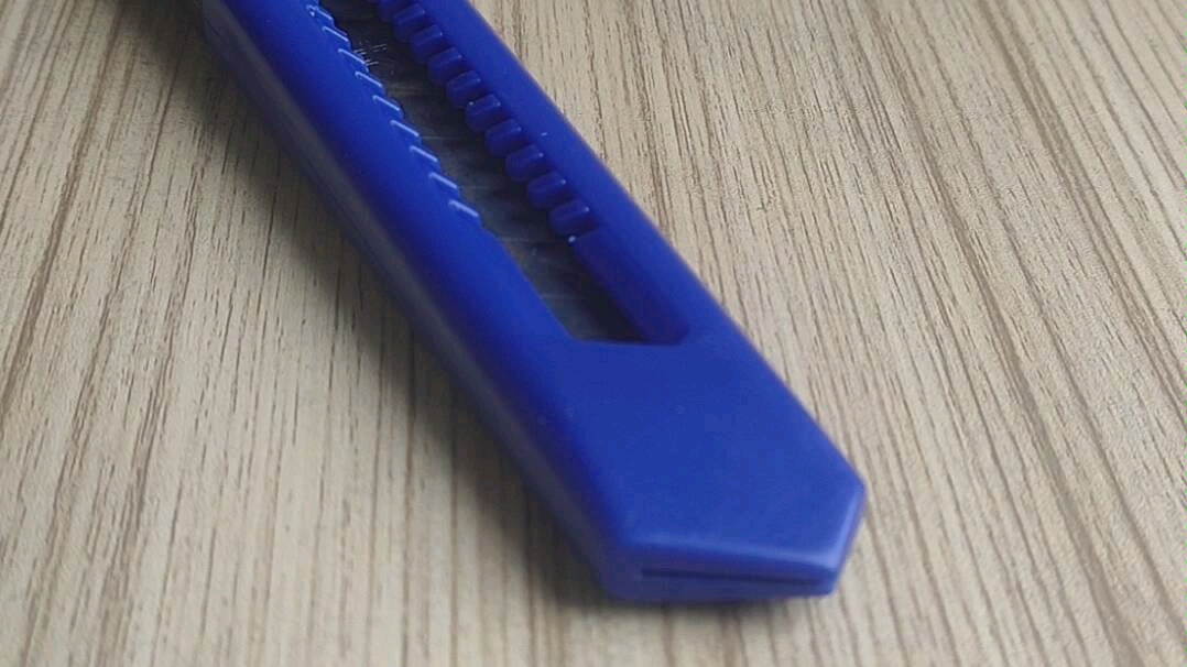 如何换美工刀的刀片