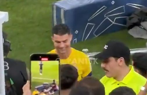 离场时球迷高喊梅西!C罗无奈一笑!