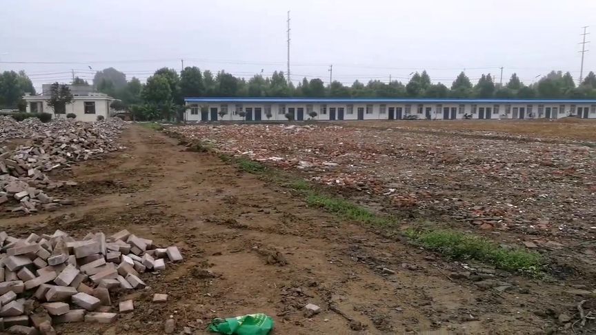 仁峰实验学校第二个运动场地正在建设中,9月投入使用。