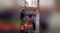 警察,工商,城管执法人员现场直播。记录视频者被强行抢走车钥匙天理...