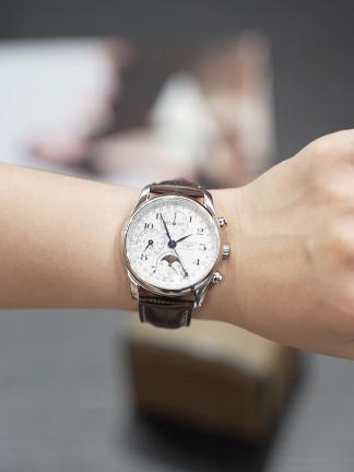 平价的复杂功能表款,浪琴八针月相 表盘上精致的麦粒纹装饰,蓝钢指针.