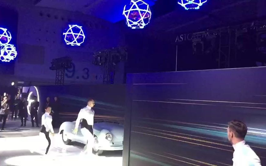 保时捷车展人机共舞(室内无人机编队表演)承接嘉兴商业演出绍兴商演...