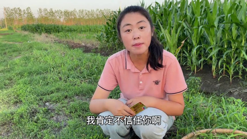 媳妇在整理旧衣服时,发现老公藏了五年的银行卡,竟当面找他对质