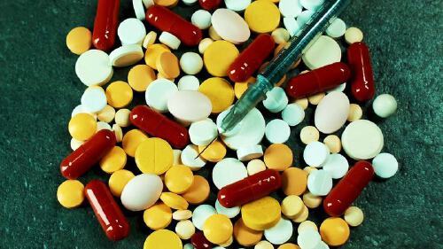 安宫牛黄丸真相揭秘:为何疗效屡遭质疑?中医药物争议深度解析!