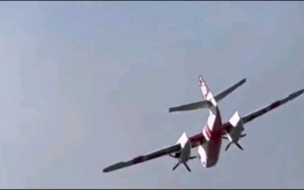 ...森林防火局 救援机在奥兰治县森林火灾区域上空投放阻燃剂(2022年...