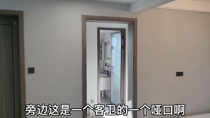 卧室门都装好了,浅胡桃搭配灰色壁布,效果不错,款式简单耐看