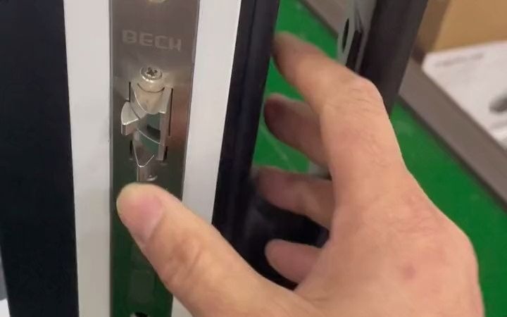 博克V9P卖点:款式大方得体,带电子锁体,关门自动上锁,门未好自动报警...