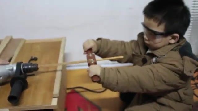 三岁半幼儿使用刨削工具,你敢让你小孩试吗