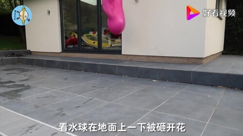水的表面张力有多强?一拳头打在水球上,神奇的科学现象发生了