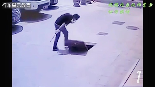 斑马线不礼让行人直接把白衣小伙给撞飞