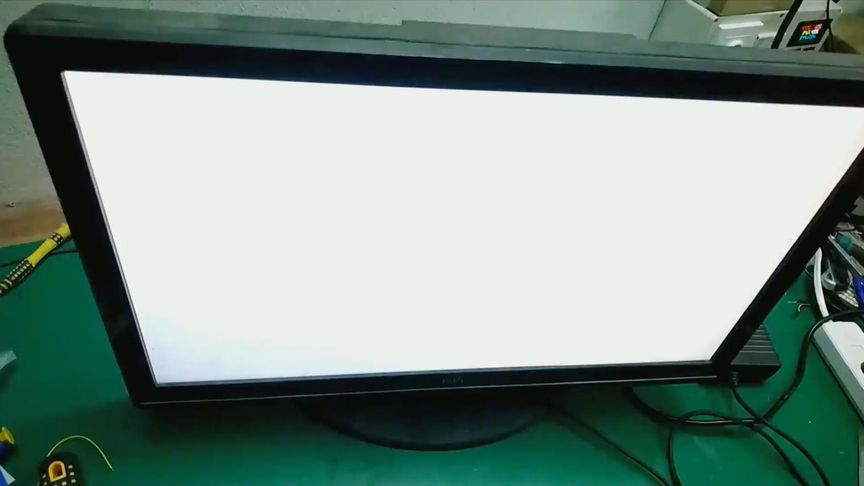 电视机白屏不能开关机,原来只是线断了